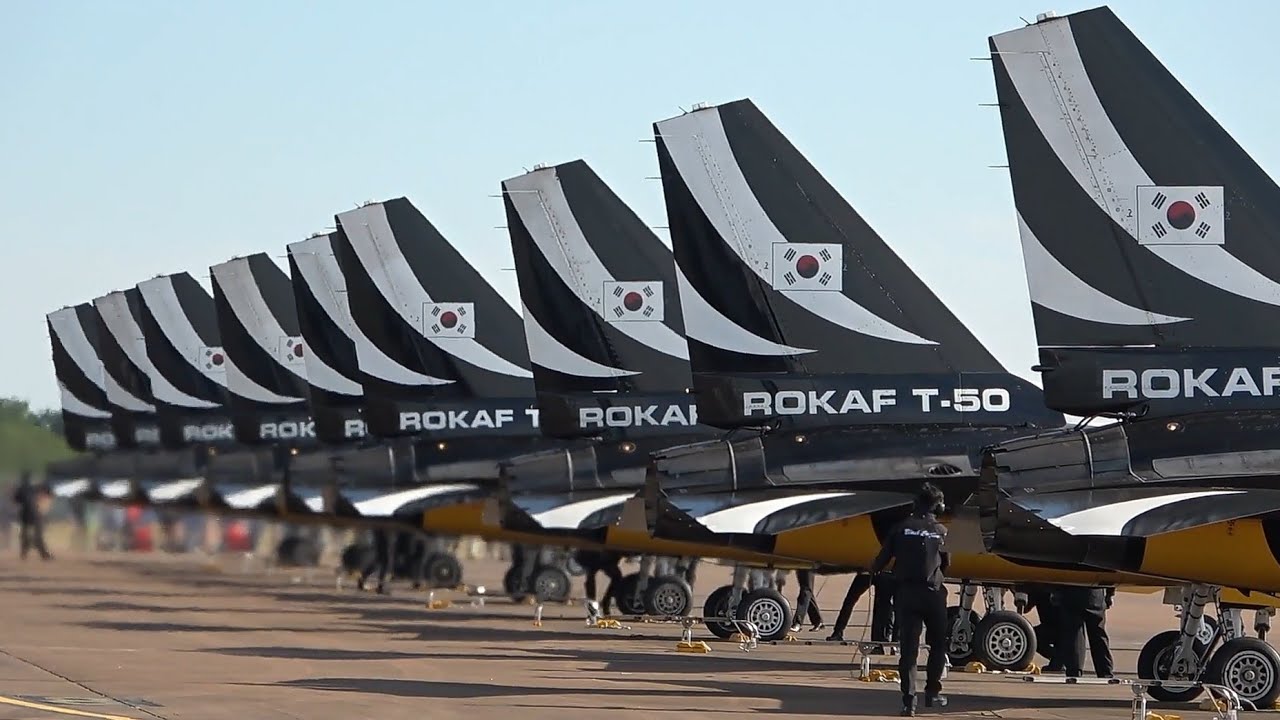 SPECTACULAR !! Black Eagles Korea Air Force ROKAF T-50B Demo RIAT 2022 ...