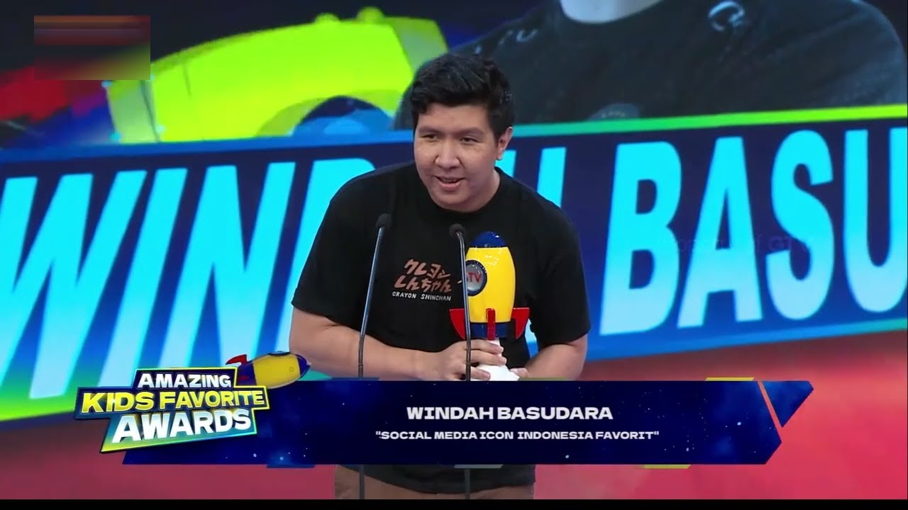 Windah Basudara memenagkan Social icon 2023 - YouTube