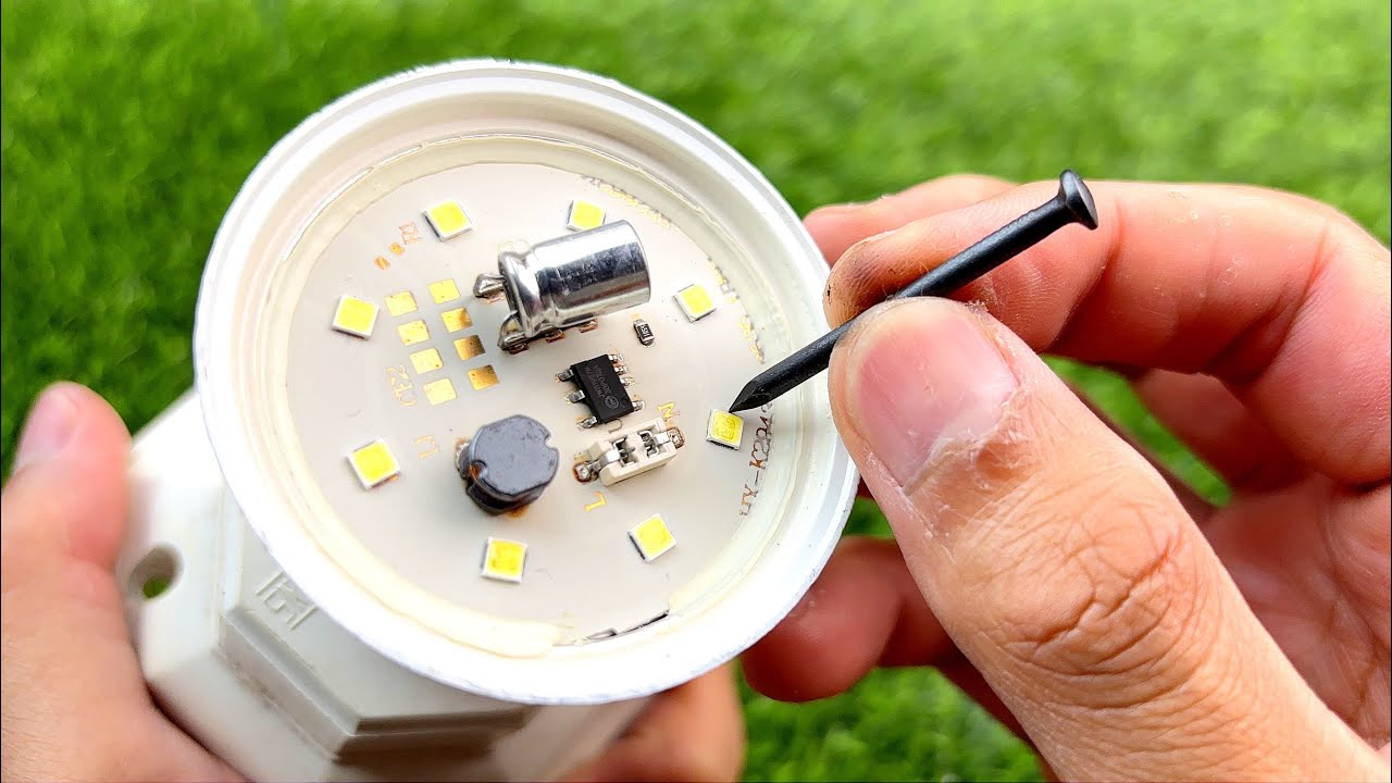 No one expected it! Easy way to fix broken LED bulb with nail - YouTube