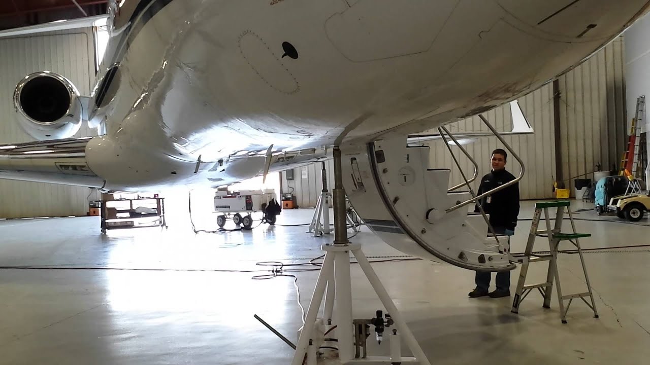 Bombardier Global Express - 'swinging the gear' - Part 1 - YouTube