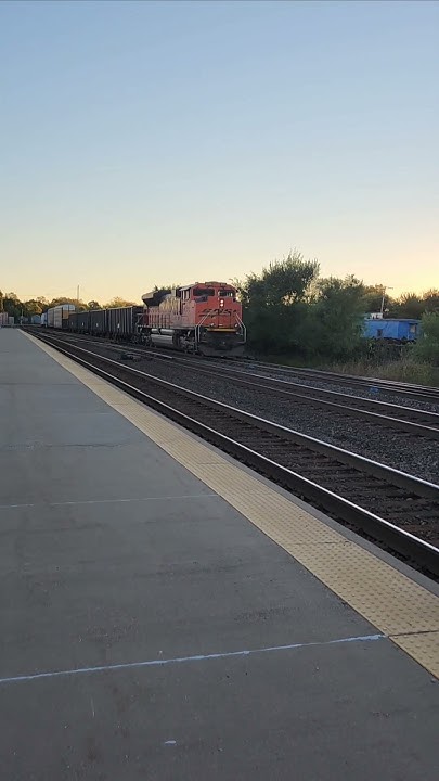 BNSF#9086 West bound into Elkhart Indiana yard! - YouTube