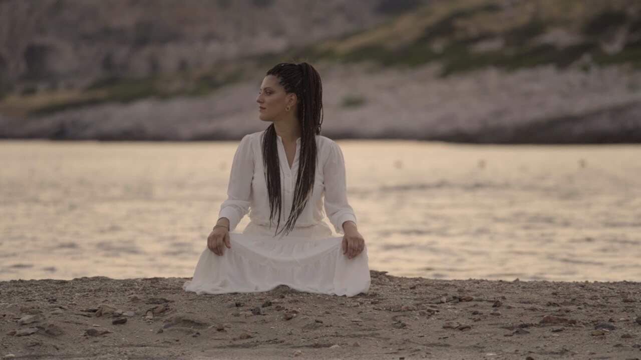 Αγάπη Διαγγελάκη – Όσο Κρατάει Ένα Φιλί – Official Music Video - YouTube