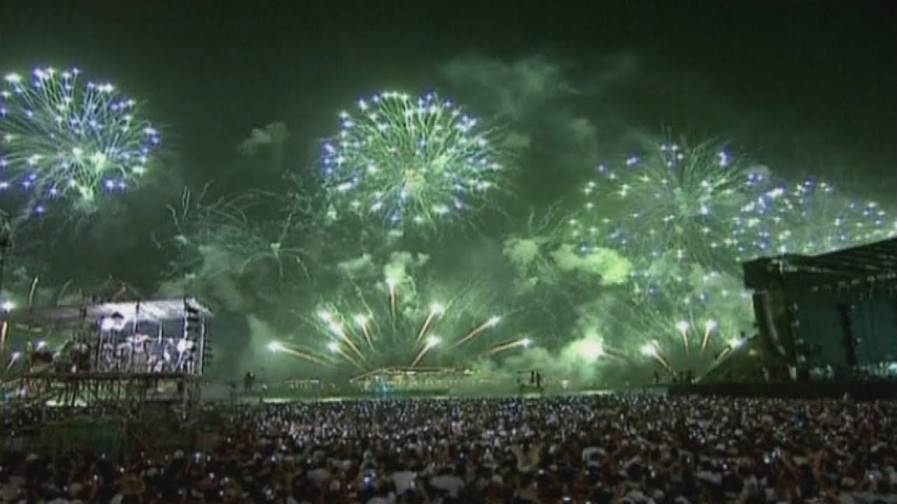 Rio de Janeiro's dramatic fireworks for New Year on Copacabana beach ...