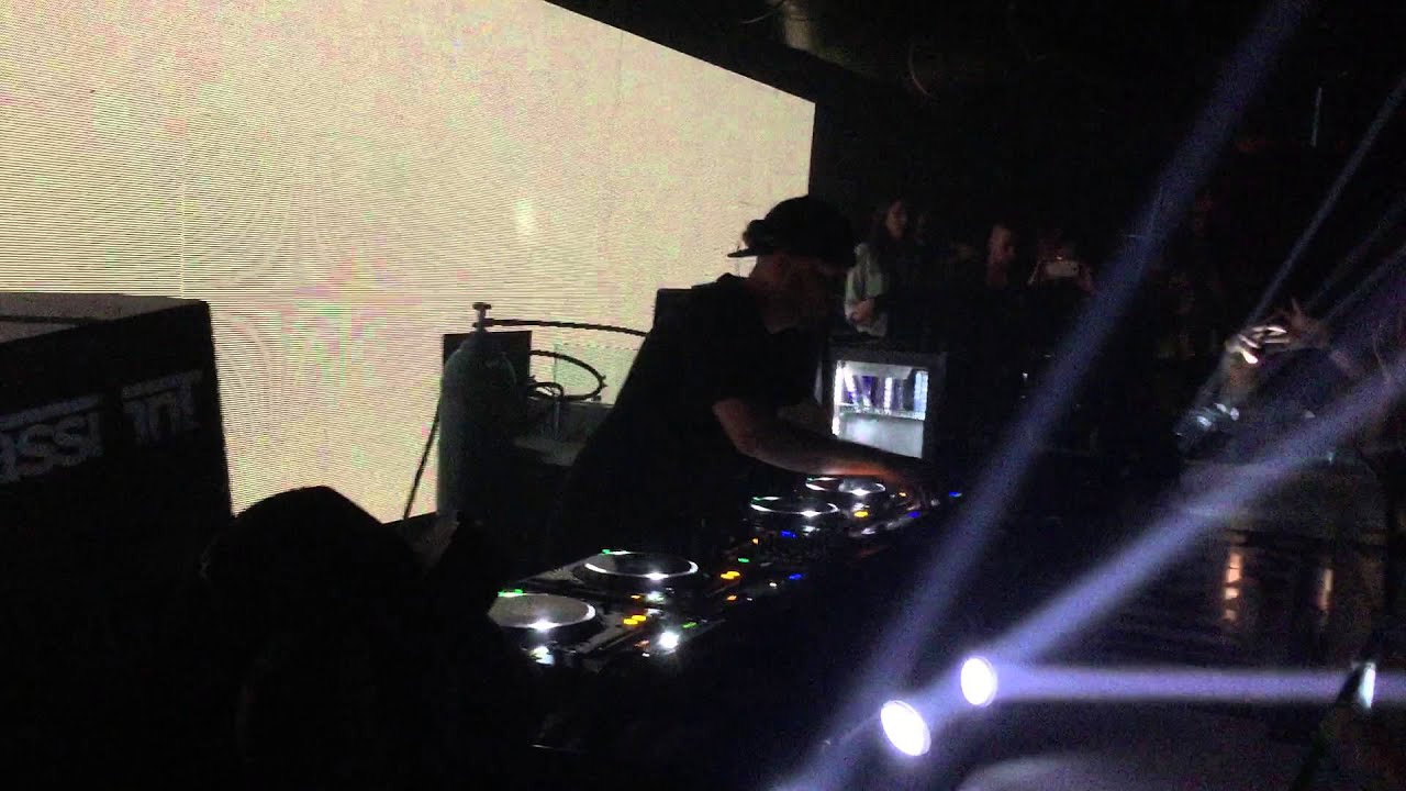 Eric Prydz - MOLN - Generate Tour SD - YouTube