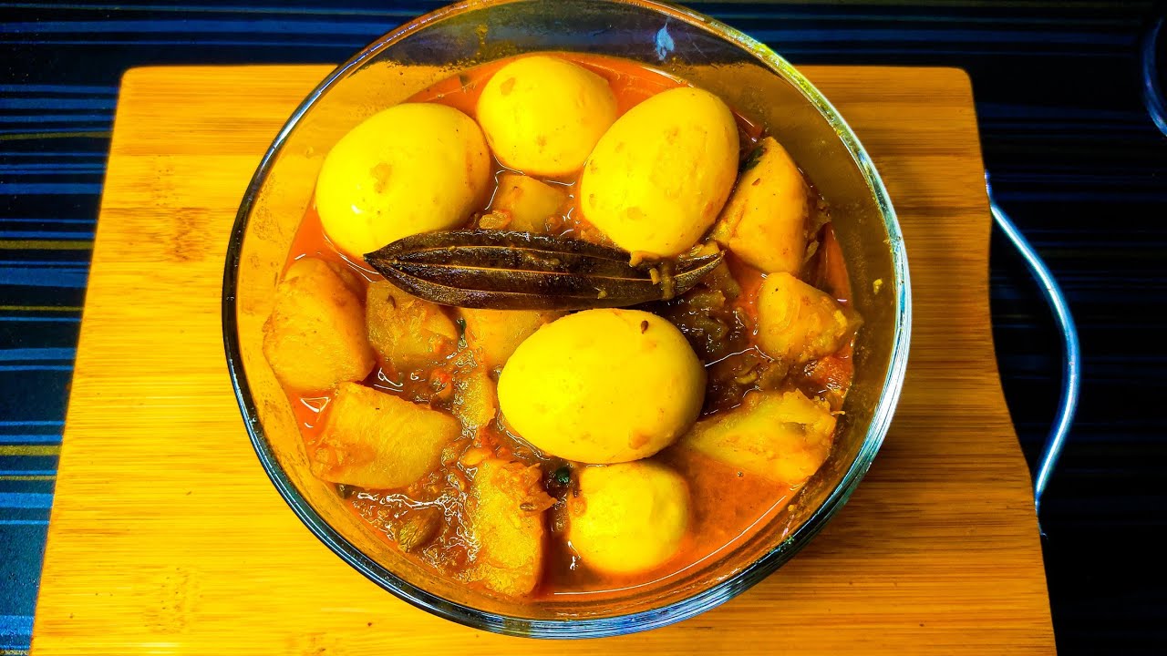 Potato Egg Curry | Bengali Style Aloo Diye Dimer Jhol | Village Style ...