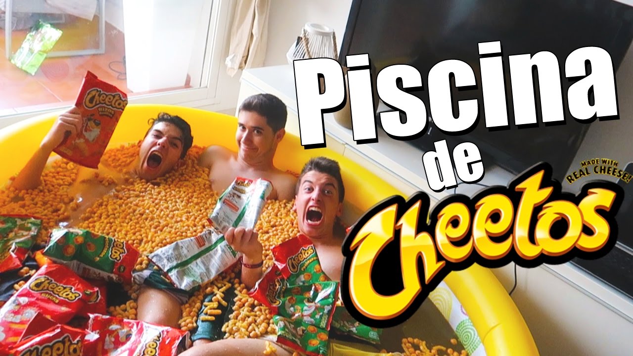 CREAMOS una PISCINA de MILES DE CHEETOS en EL SALÓN!! Nos BAÑAMOS en ...