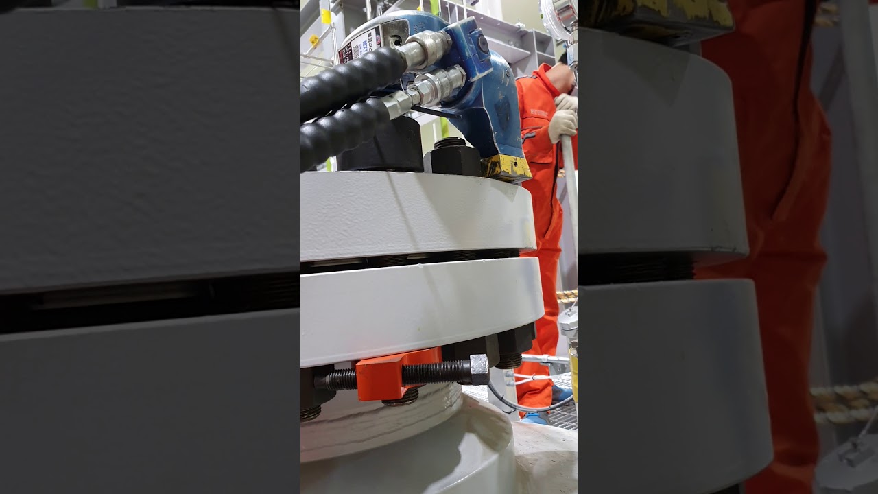 Bolting with backup wrench - YouTube