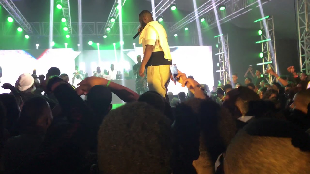 J Hus Crowd surf in Lagos Nigeria at homecoming concert 2018 - YouTube