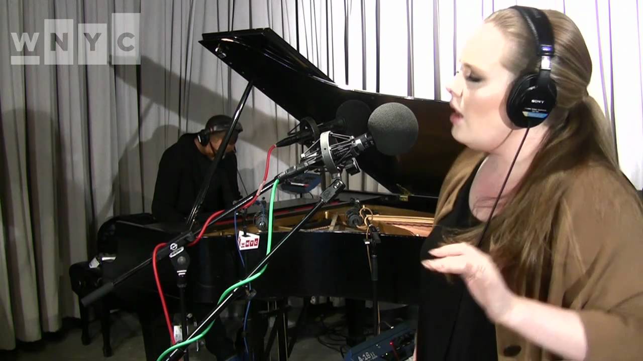 Adele "Rolling In The Deep" Live on Soundcheck - YouTube