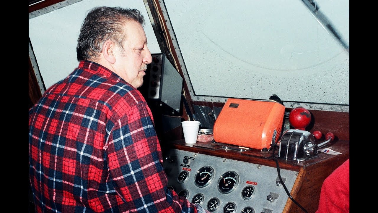 BIG SHIP ENGINE ROOM WITH GENERATOR BILGE PUMP AND ELECTRIC CIRCUIT ...