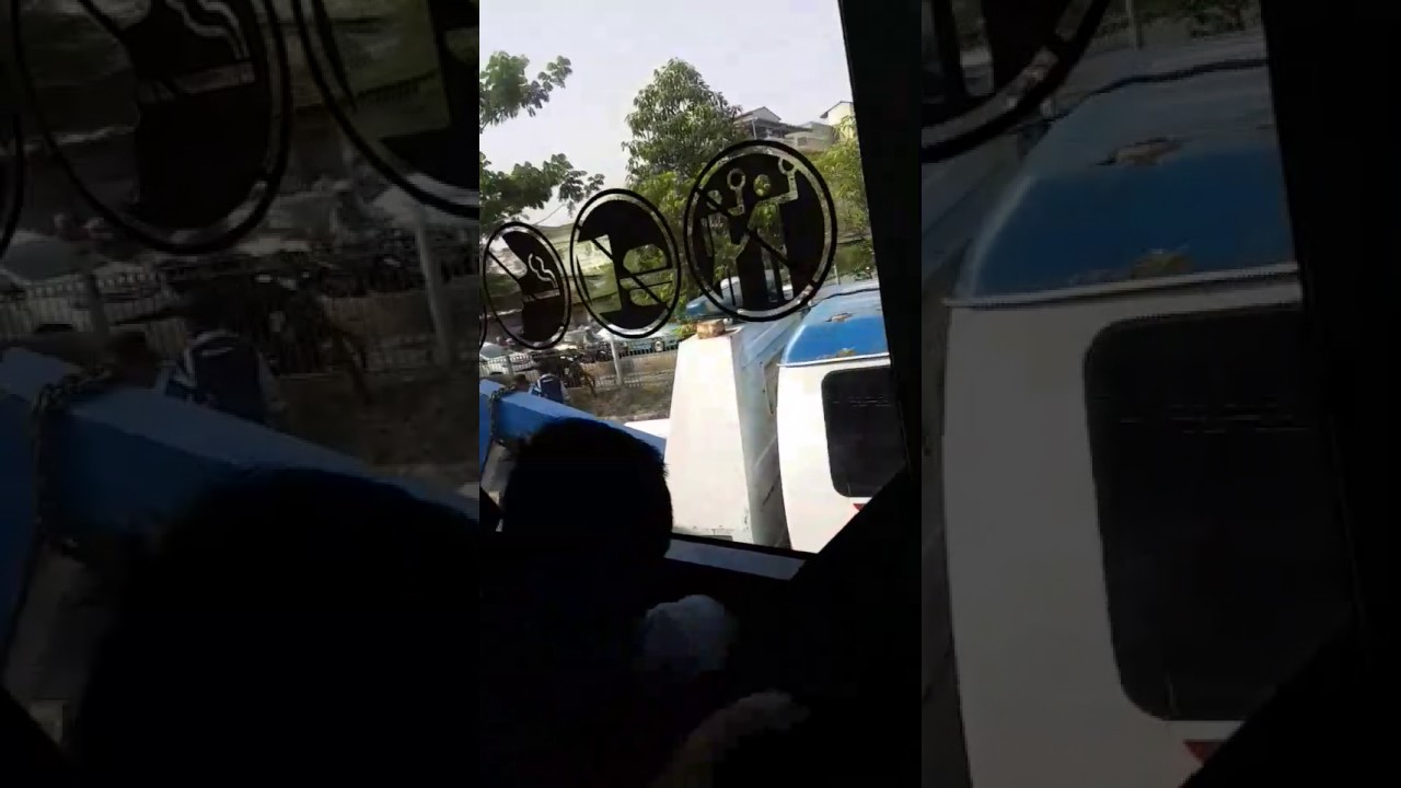 Bus Mayasari Menabrak SEPARATOR BUSWAY - YouTube