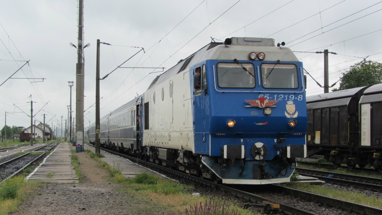 Romania: CFR Railways Class 65 GM diesel departs Vintu De Jos station ...