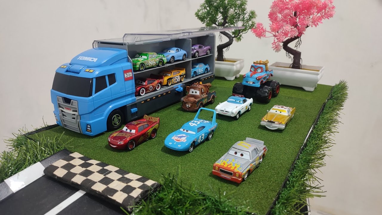 Clean up muddy disney car & friends convoys! Play in the garden ...