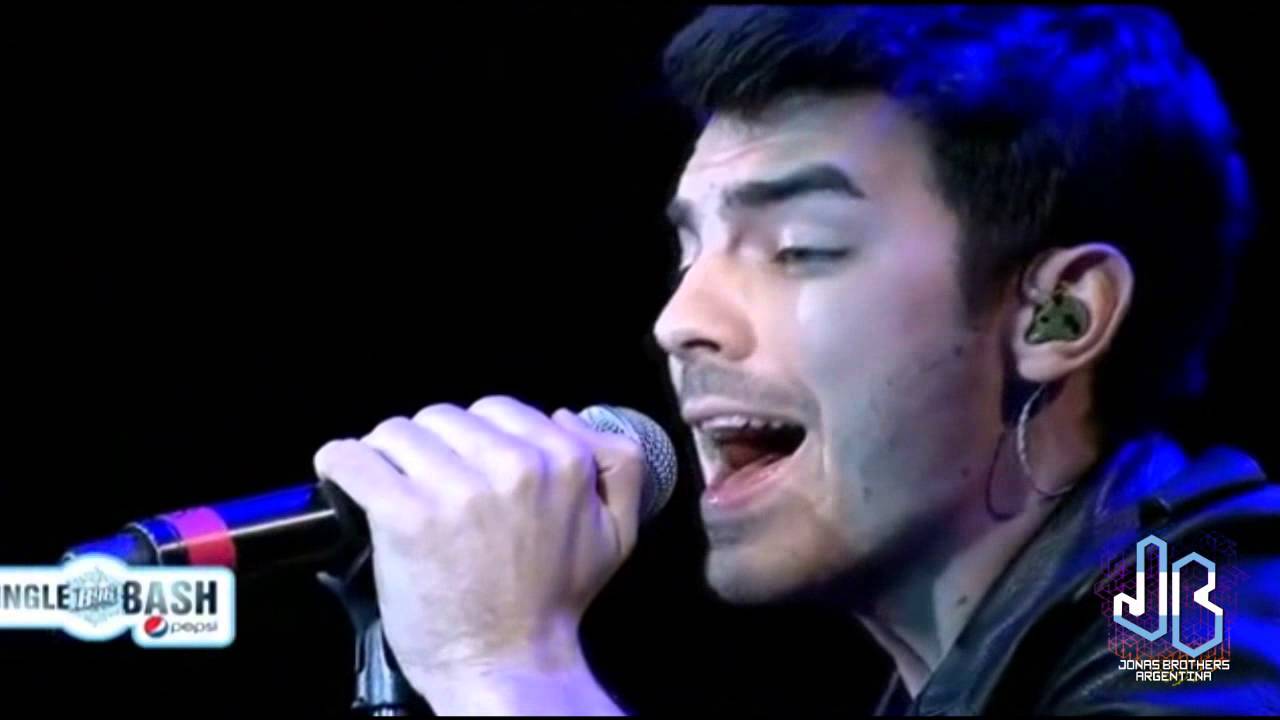 Paranoid - Joe & Nick Jonas @ Jingle Bash (14.12.13) - YouTube