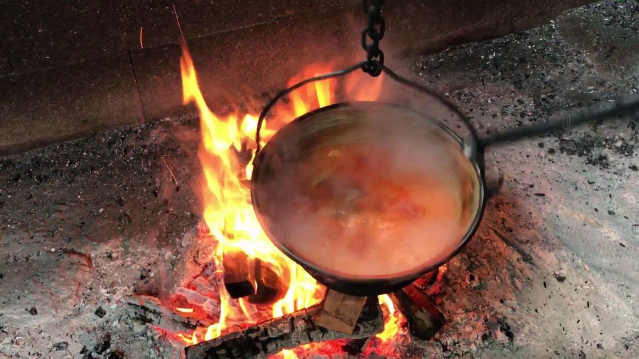 Cooking Hungarian halászlé (fish soup) in Rév csárda [Érsekcsanád ...