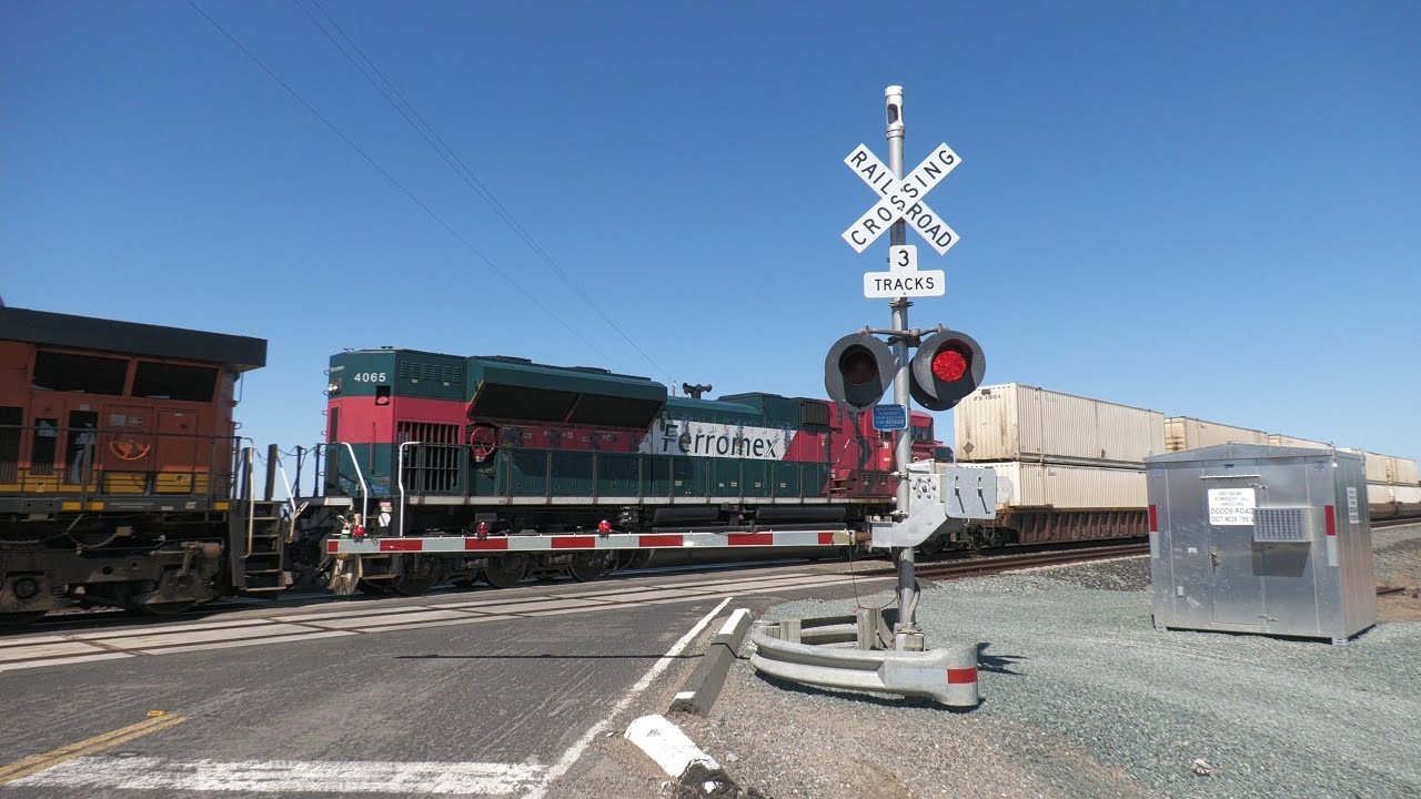 BNSF 7102 Intermodal Train South - Dodds Road Railroad Crossing ...