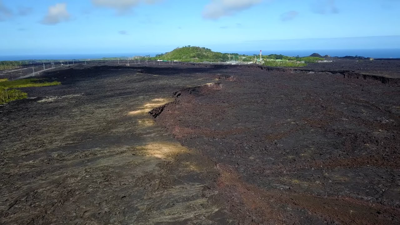 The Hawaii Kilauea Volcano Lava River at the end of Kahukai in Leilani ...