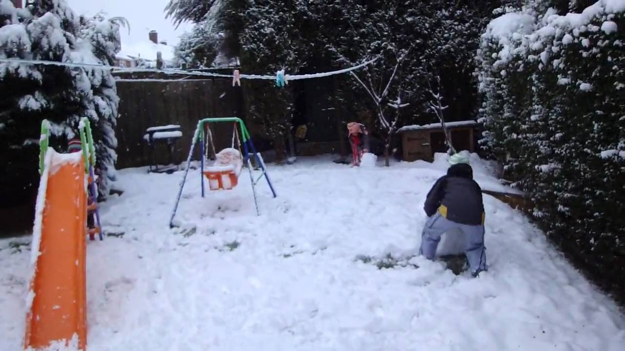 Kids playing snow balls.MP4 - YouTube