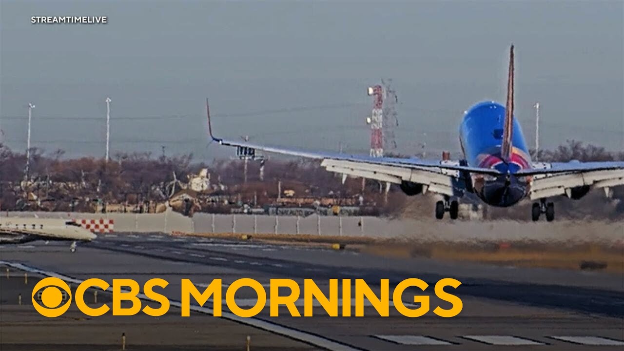 Video shows close call between plane, business jet at Chicago airport ...