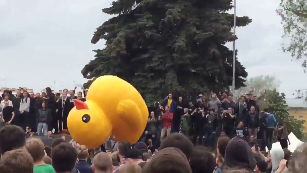 Saint Petersburg Crowd Bounces Around Giant Inflatable Rubber Duck as a ...