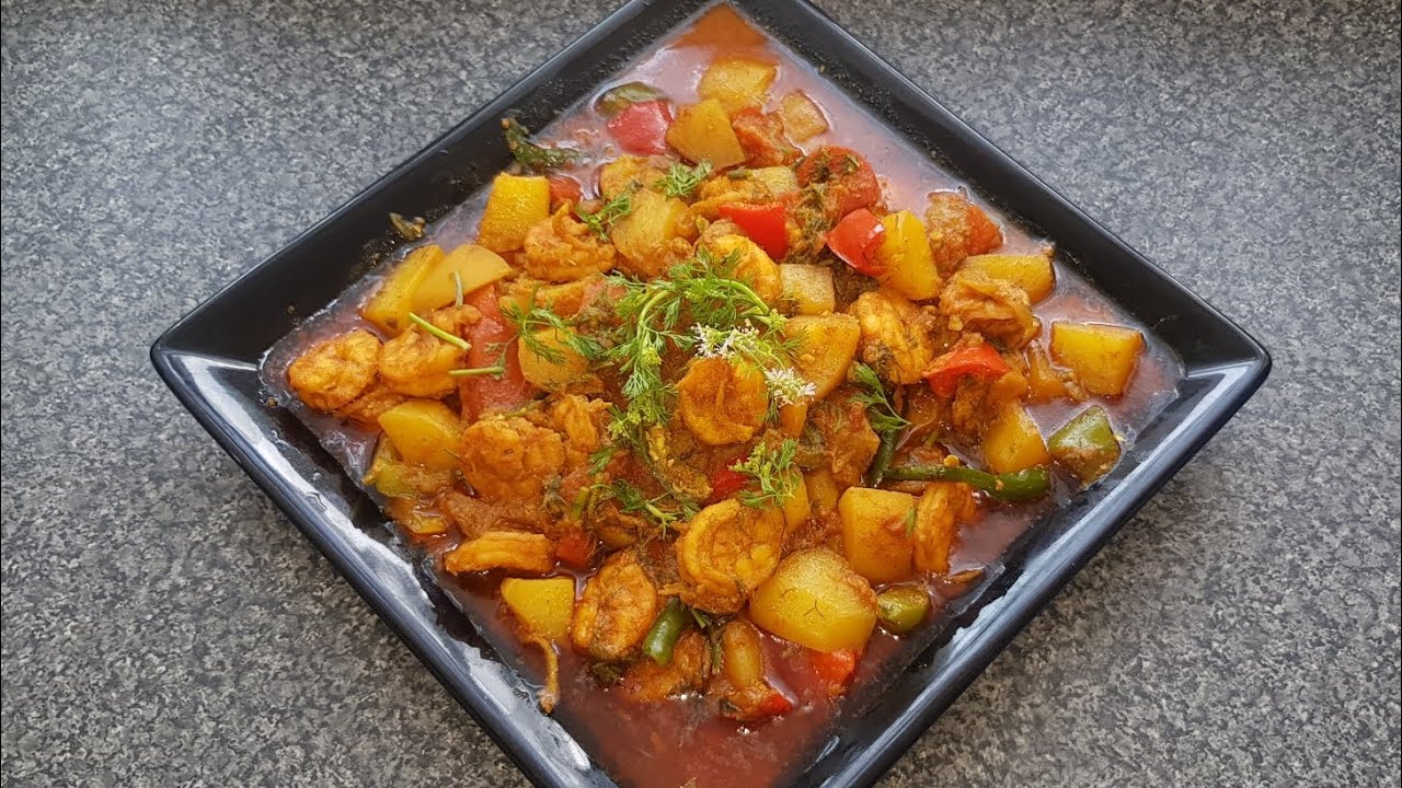 Capsicum with golda chingri recipe..ক্যাপসিকাম দিয়ে গলদা চিংড়ি ভুনা ...
