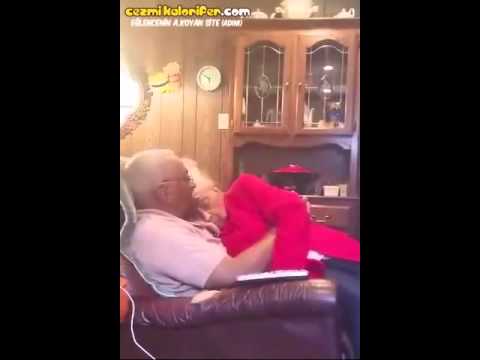 Eşini Kucağında Uyutan Dede