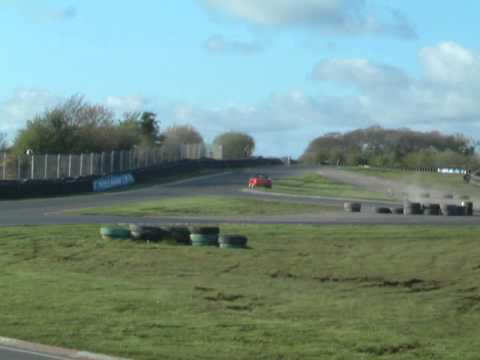 Mazda MX5 clips the grass at a Nutts Corner track day - YouTube