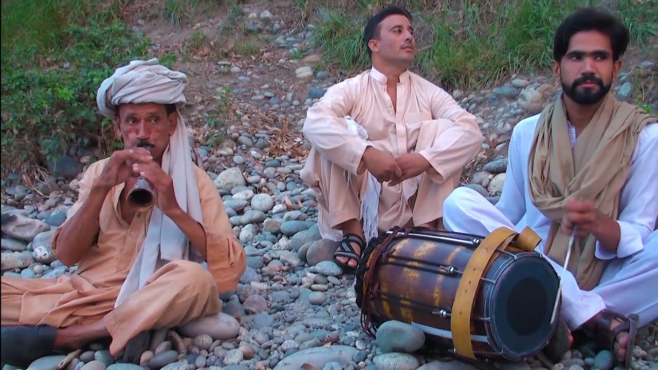 doll surna saaz at Hund Swabi - YouTube