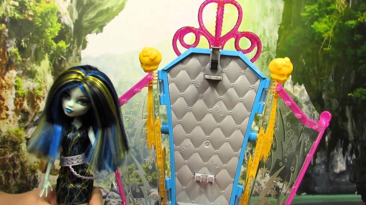 Monster High - Freaky Fusion Recharge Chamber - Frankie Stein Doll ...