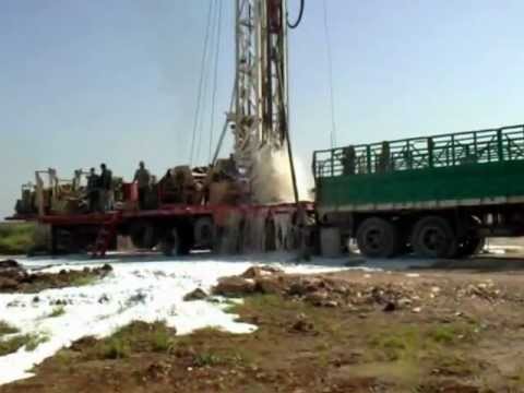 Drilling rig drilling a water well in middle east Jordan - YouTube