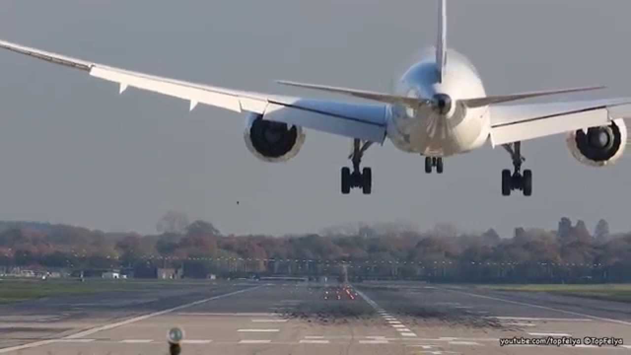 Impressive Boeing 787 Dreamliner very smooth soft landing Gatwick ...