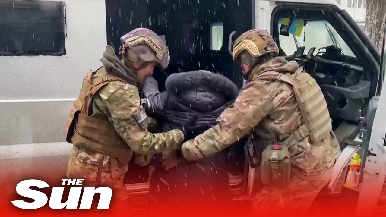 Ukraine police evacuates residents of war-torn Donetsk town - YouTube