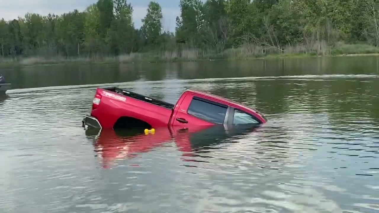 Boat ramp failure - truck sinks in lake - YouTube