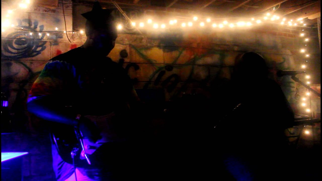 Bucky Waters doing a jam session at the Blue Door - YouTube