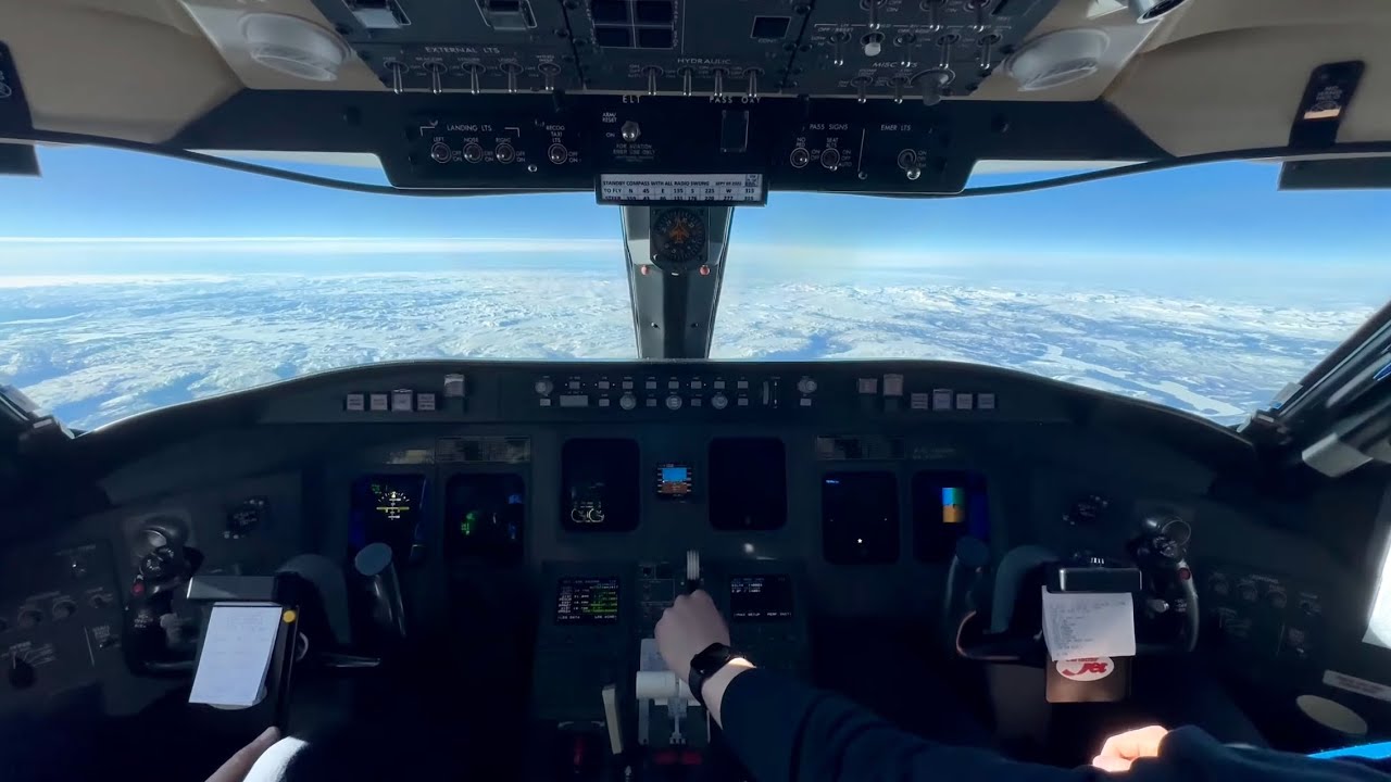 Mitsubishi Bombardier Crj900 Cockpit View Youtube