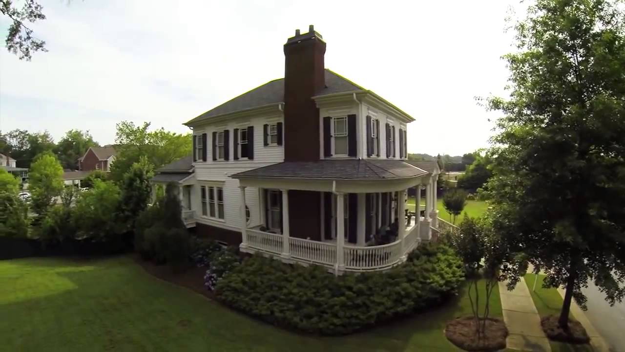 White House on the Square - YouTube