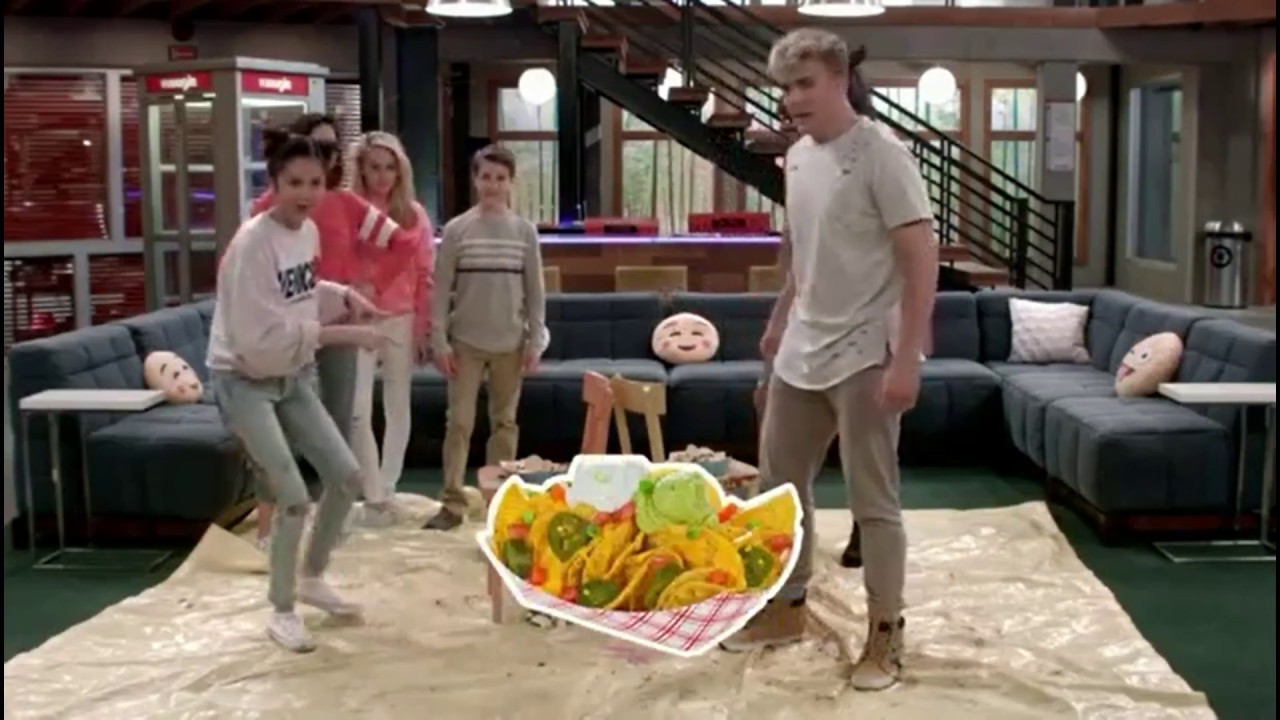 bizaardvark S2 ;E2 messy musical chairs - YouTube