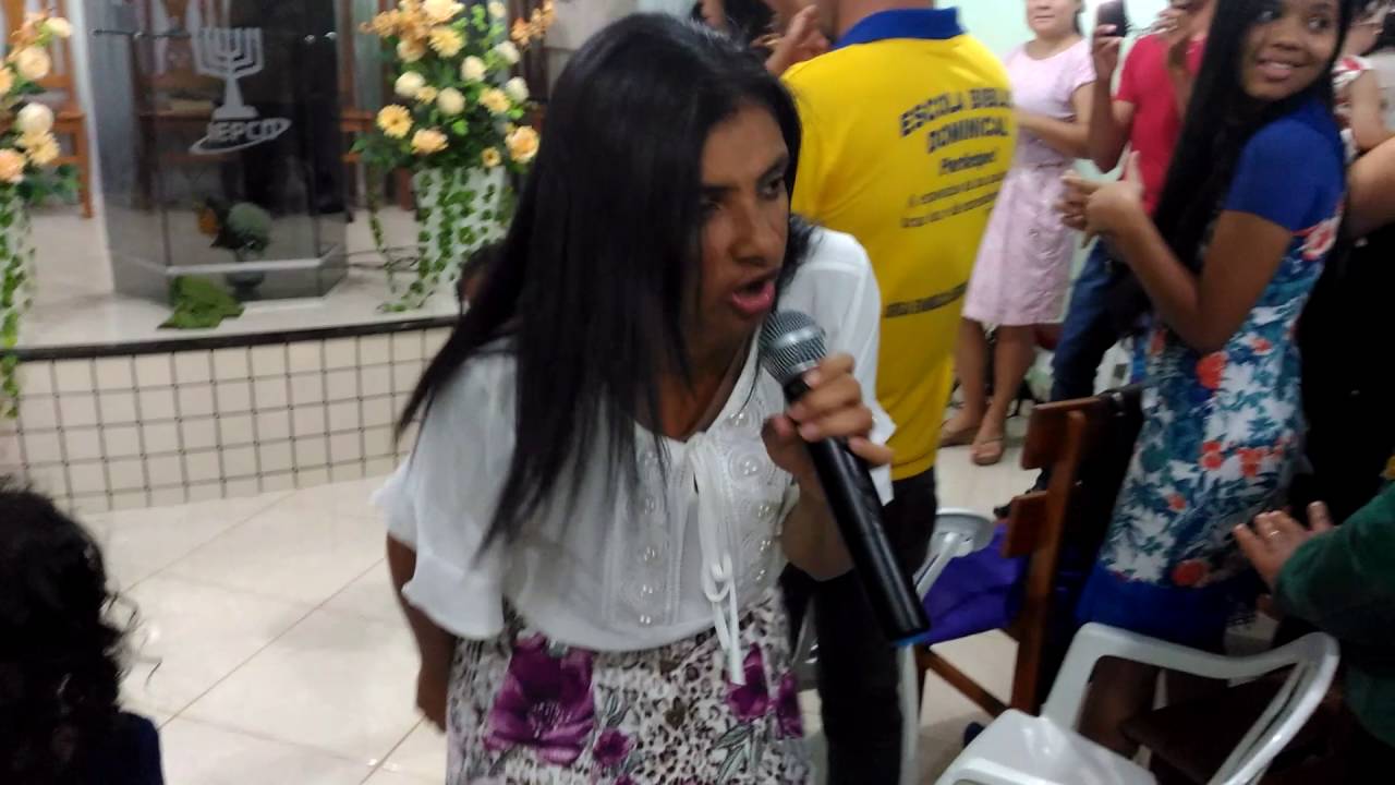 Cleide Costa louvando na Vila dos Penedos - YouTube