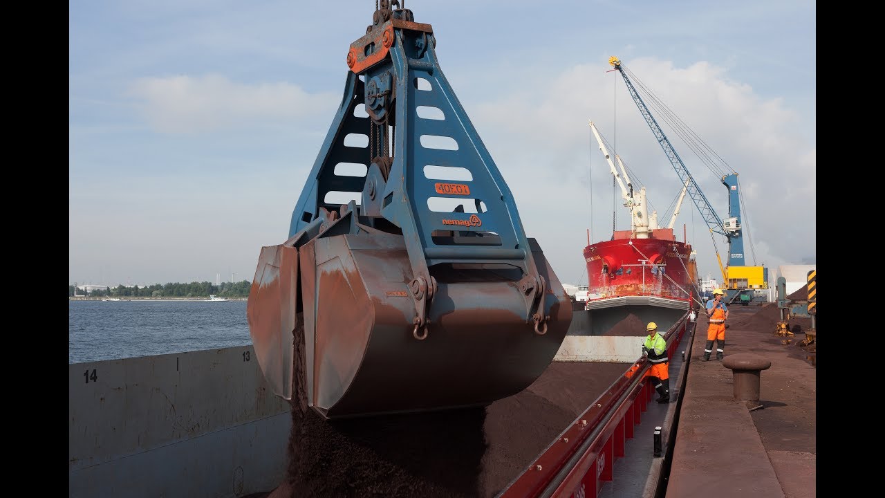 Clamshell grab loading titanium concentrate - YouTube