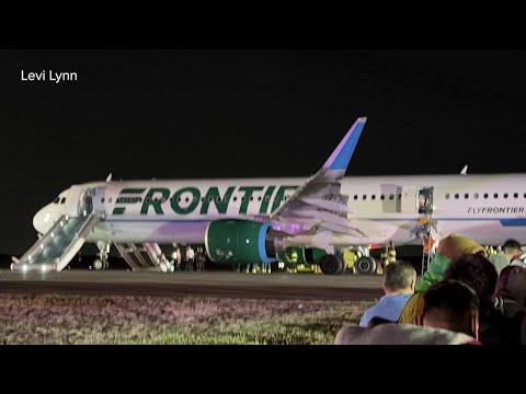 Passagiere berichten von ihrer Evakuierung, nachdem ein Flugzeug auf der Start- und Landebahn des...