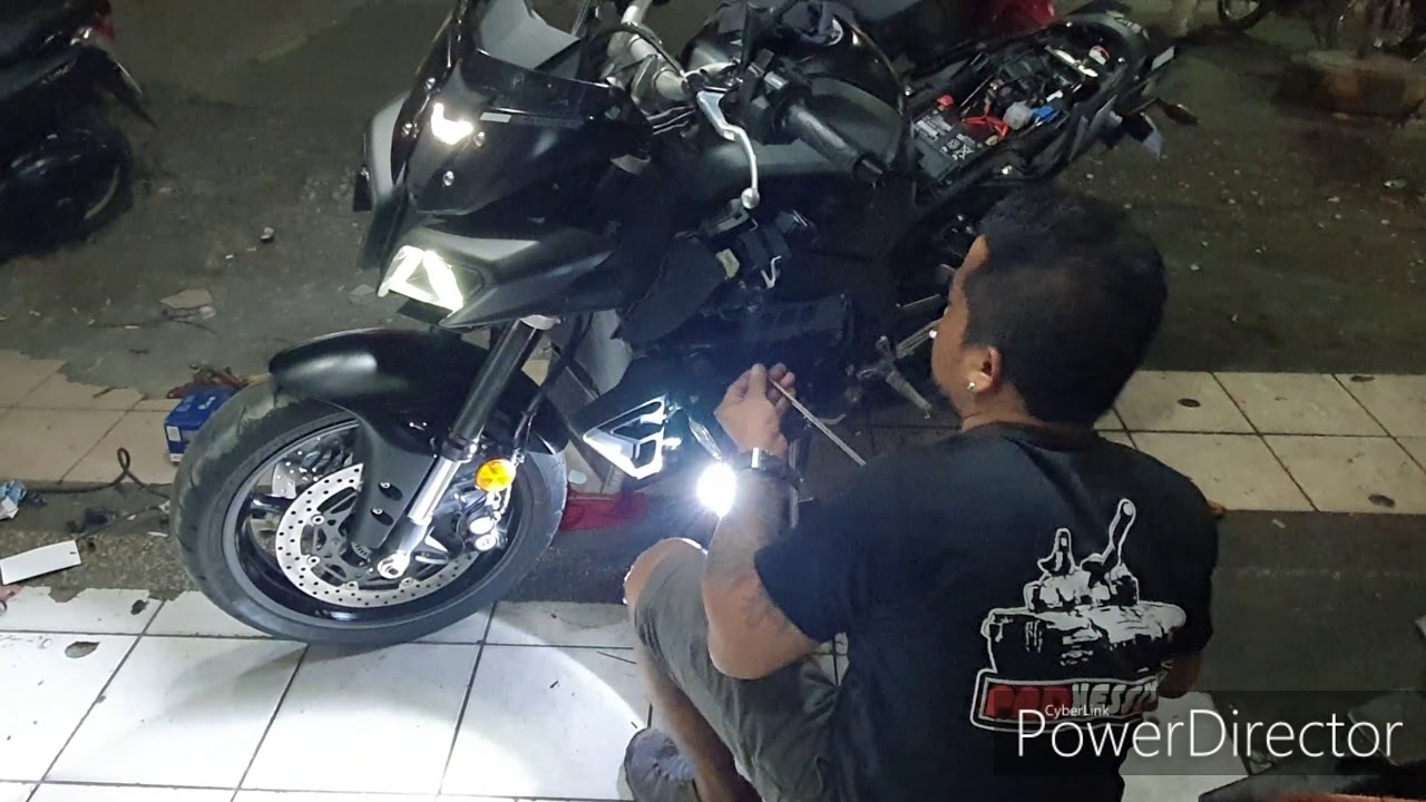 Yamaha MT-10 AUX LIGHT INSTALLATION - YouTube