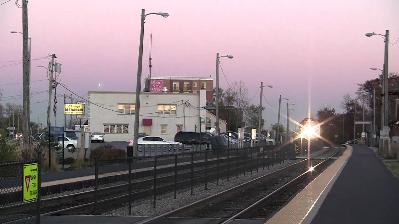 Metra 111 express through Wood Dale - YouTube