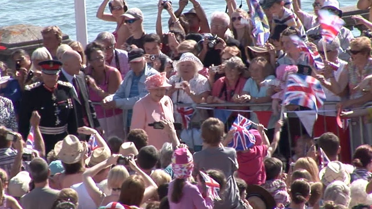 Queen Elizabeth II - Visit to Cowes, Isle of Wight - 25 July 2012 - YouTube