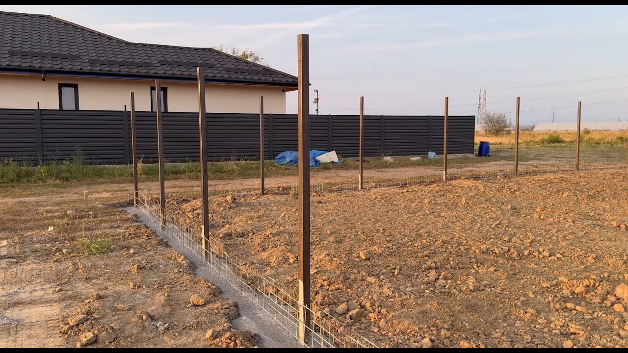 Etapele de constructie ale unui gard cu bordura din beton si stalpi din ...
