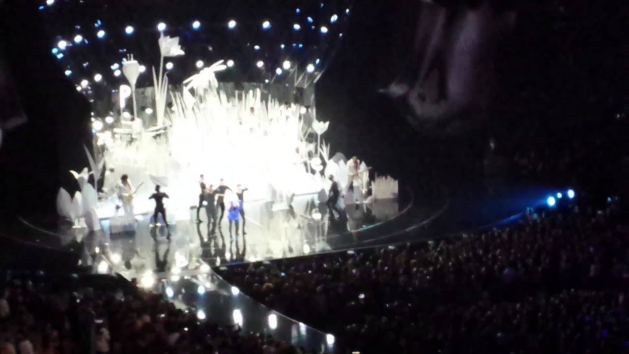 Lady Gaga - Applause (Live) VMA 2013 - YouTube