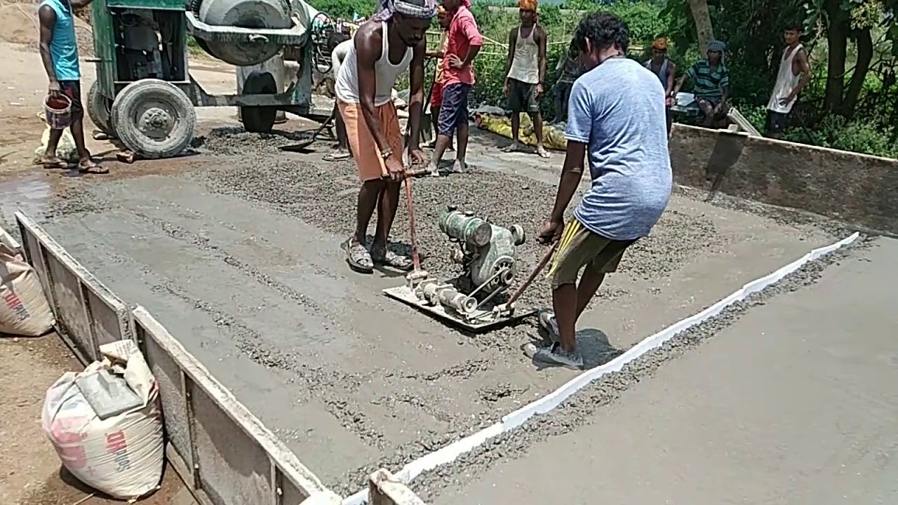 Cement concrete road compacting with vibrator - YouTube