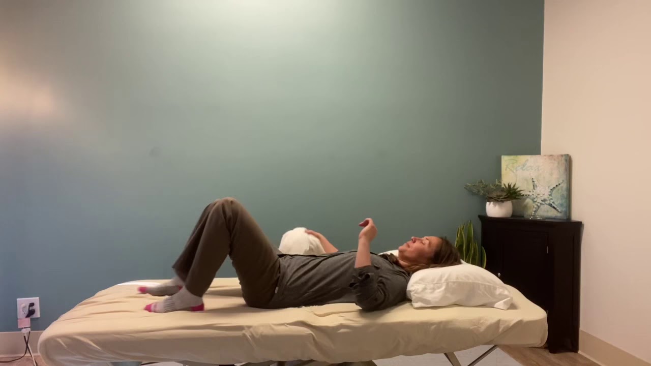 Knee to chest stretch single leg - YouTube