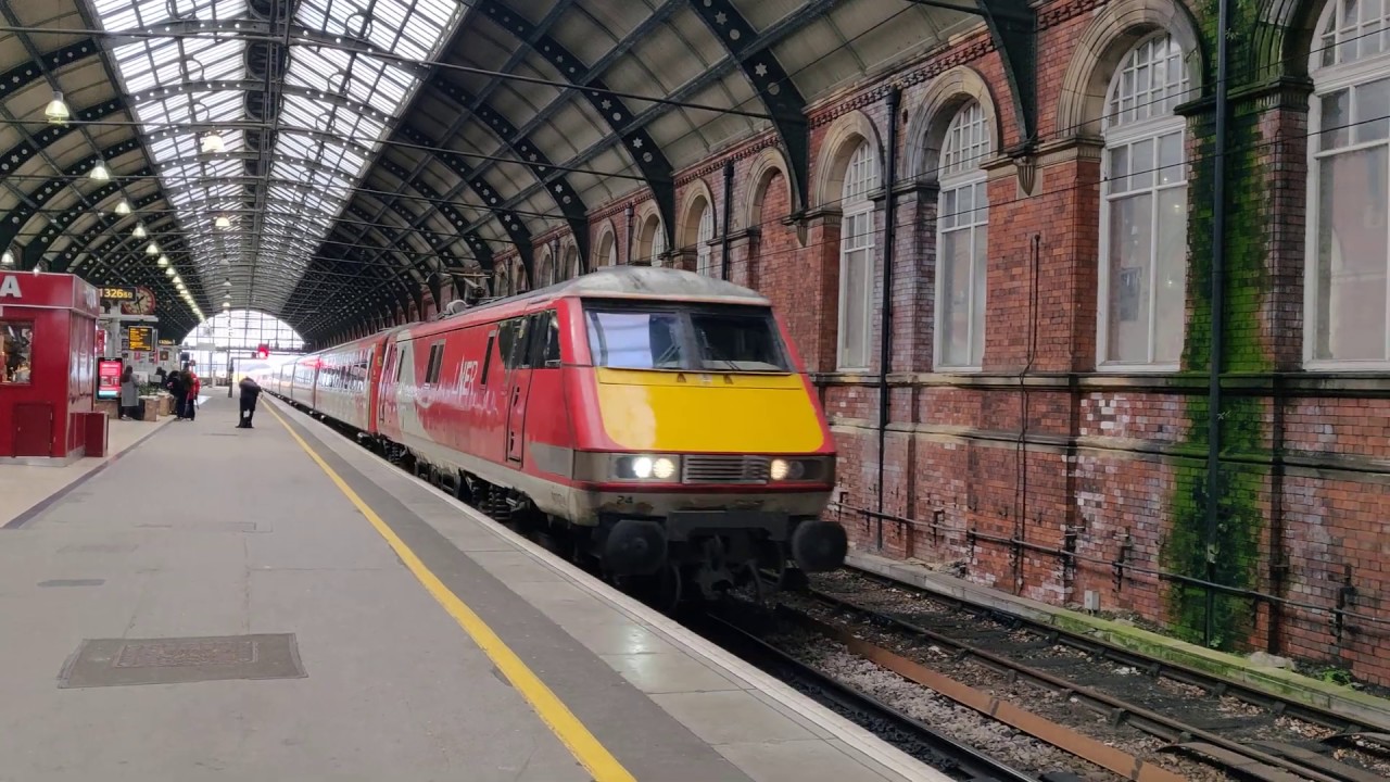 LNER 91124 arrives at Darlington - YouTube