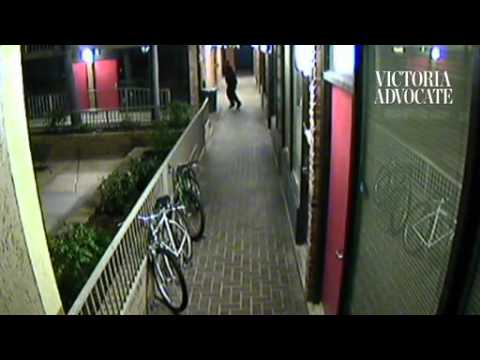 Victoria Police chase robbery suspects through university dorm - YouTube