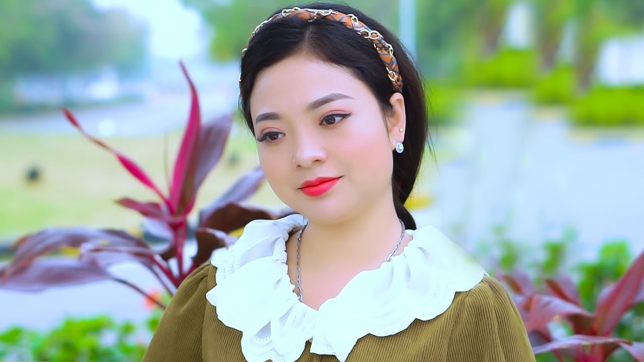 Xuất Hiện Em Gái Xinh Đẹp Hát Đường Phố Khiến Ai Nghe Cũng Thích - LK Con Sông Tuổi Thơ Tôi ...